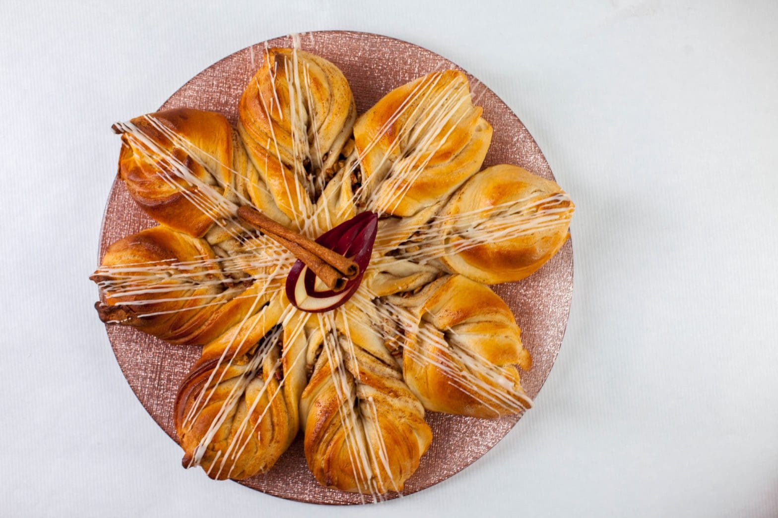 Irresistible Apple Cinnamon Star Bread Recipe - Gusto TV 1