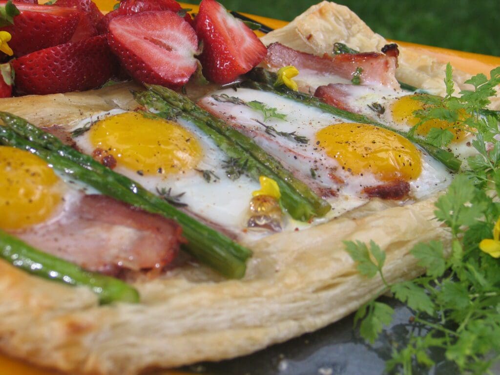 Asparagus, Bacon & Egg Puff Pastry - Gusto TV