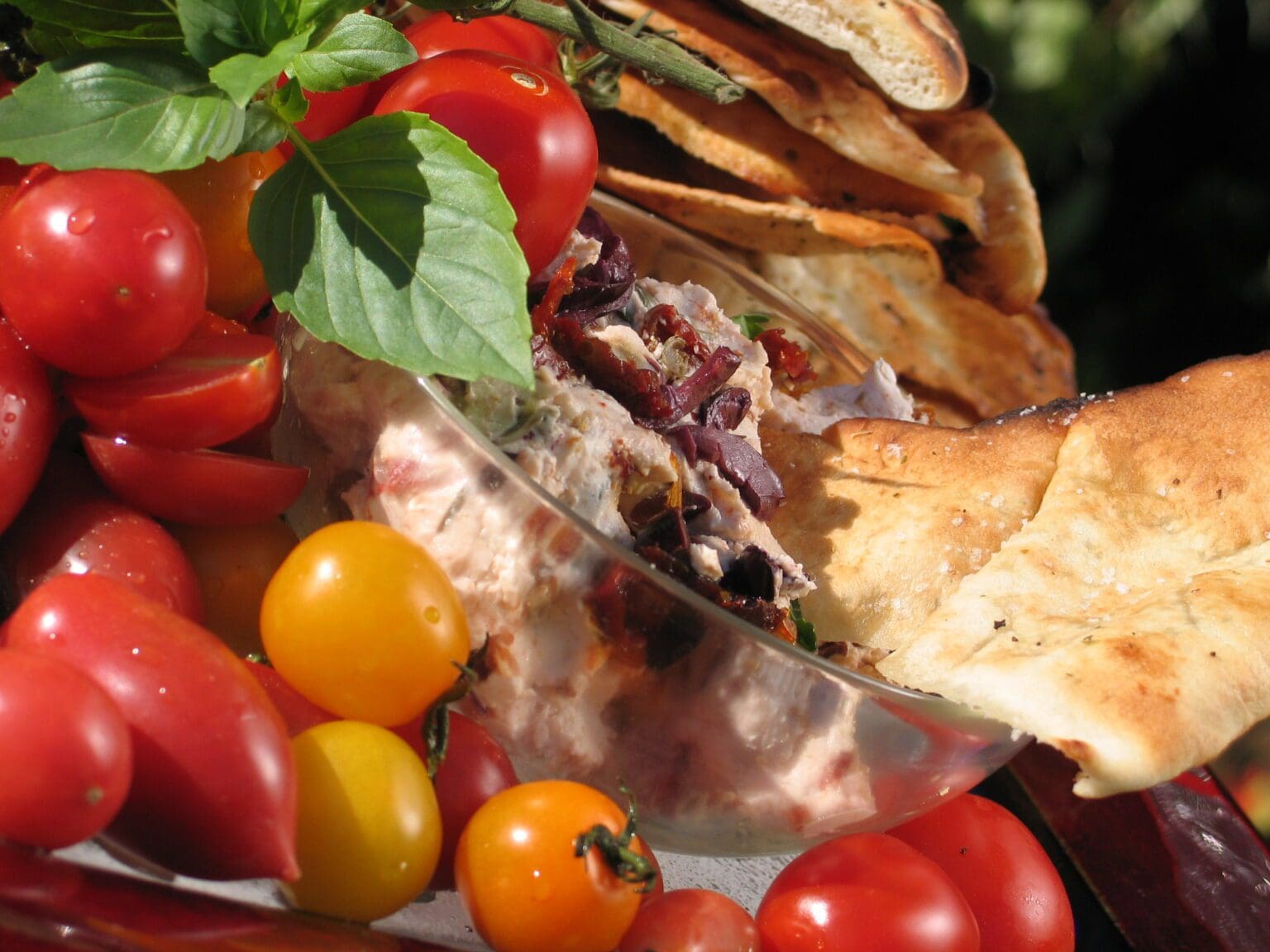 Pita with Feta and Olive Spread - Gusto TV